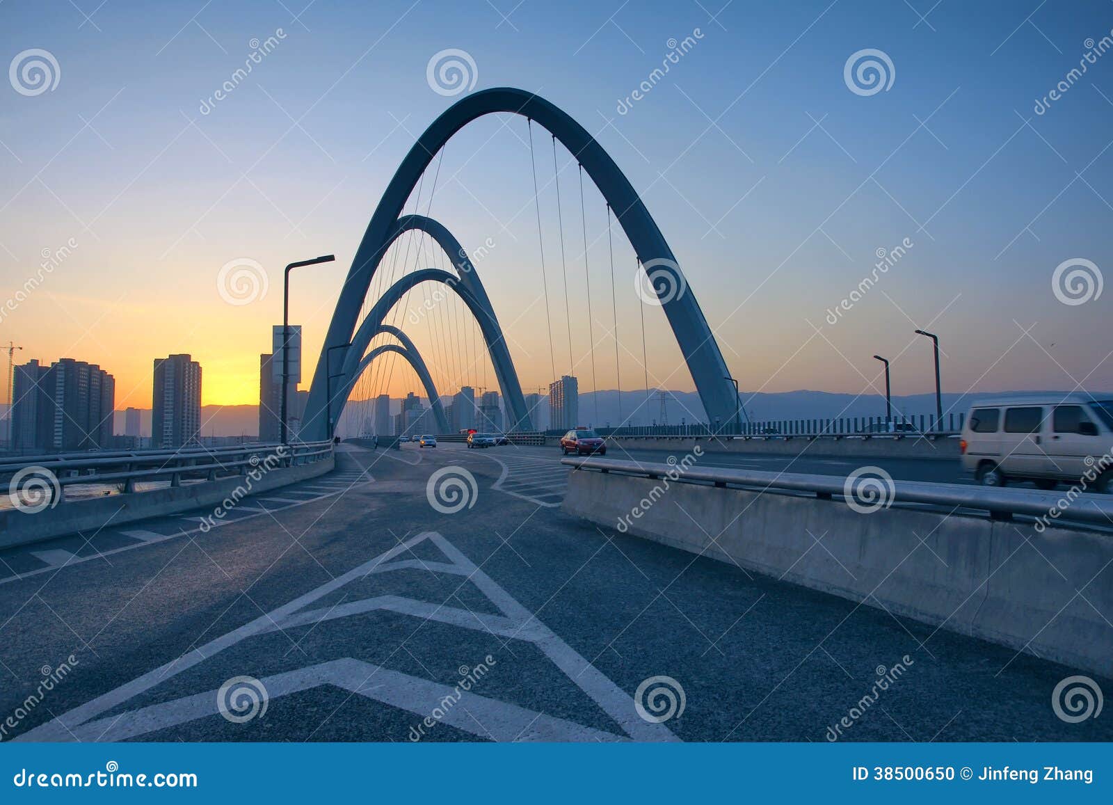 Moderne boogbrug stock foto. Image of boog, zonsondergang - 38500650