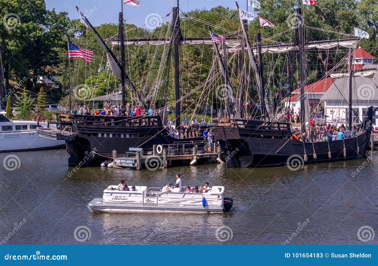 Moderne Boot En Van Columbus Schepen Nina En Pinta Redactionele Stock ...