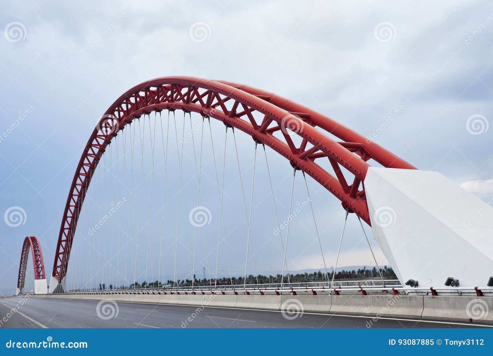 Moderne Brug Met Rode Bogen Stock Afbeelding - Image of asfalt, kromme ...