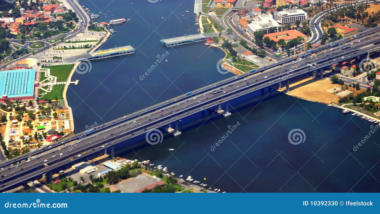 Moderne Brug over Rivier stock foto. Image of helikopter - 10392330