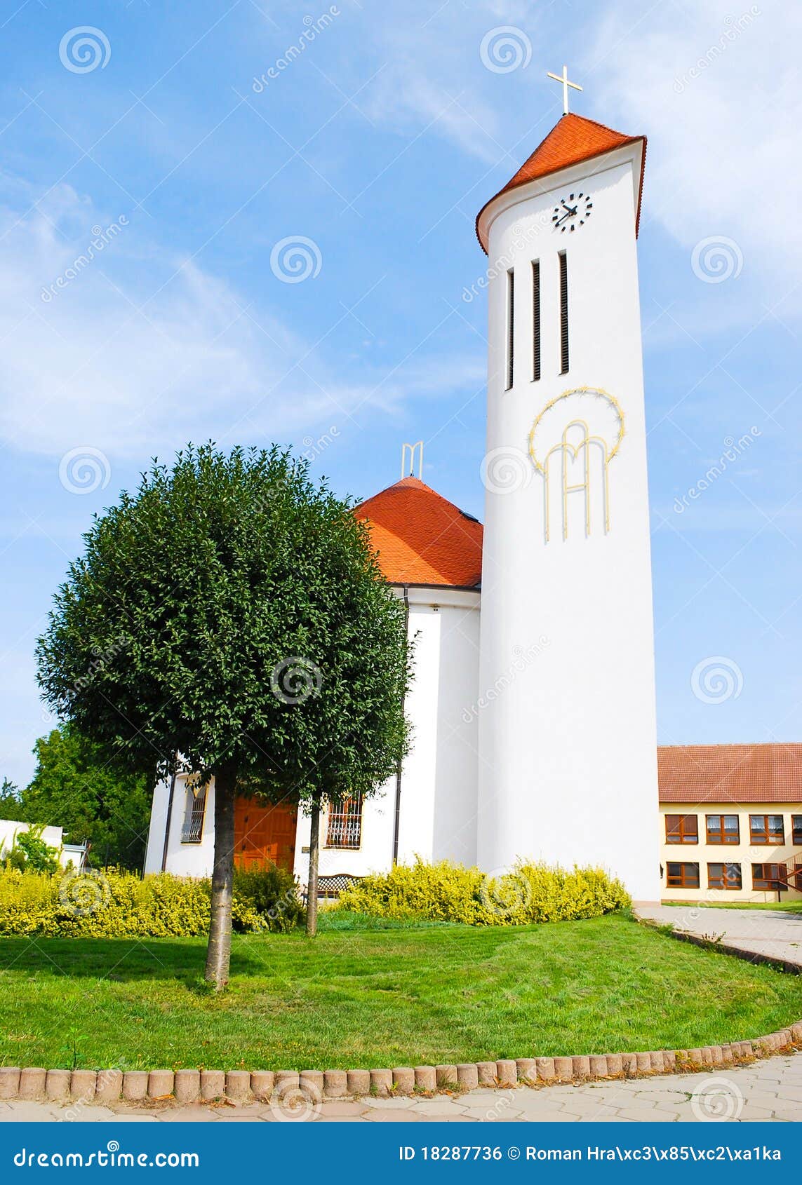 Moderne christliche Kirche stockfoto. Bild von gebäude - 18287736
