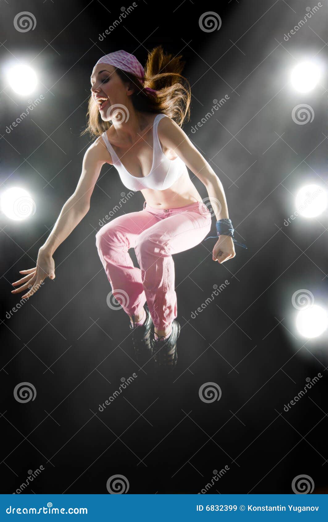 Moderne dansen stock afbeelding. Image of één, licht, ballet - 6832399