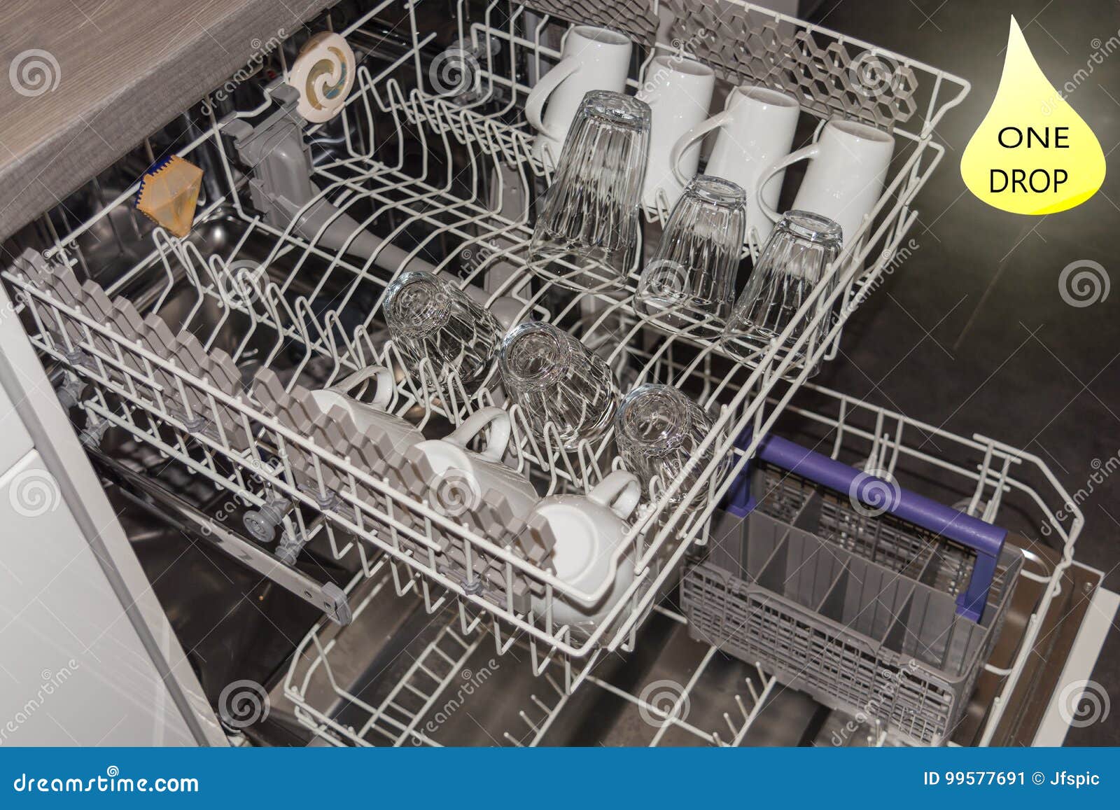 Moderne Dishwashing Machine Met Schone Schotels Stock Afbeelding ...