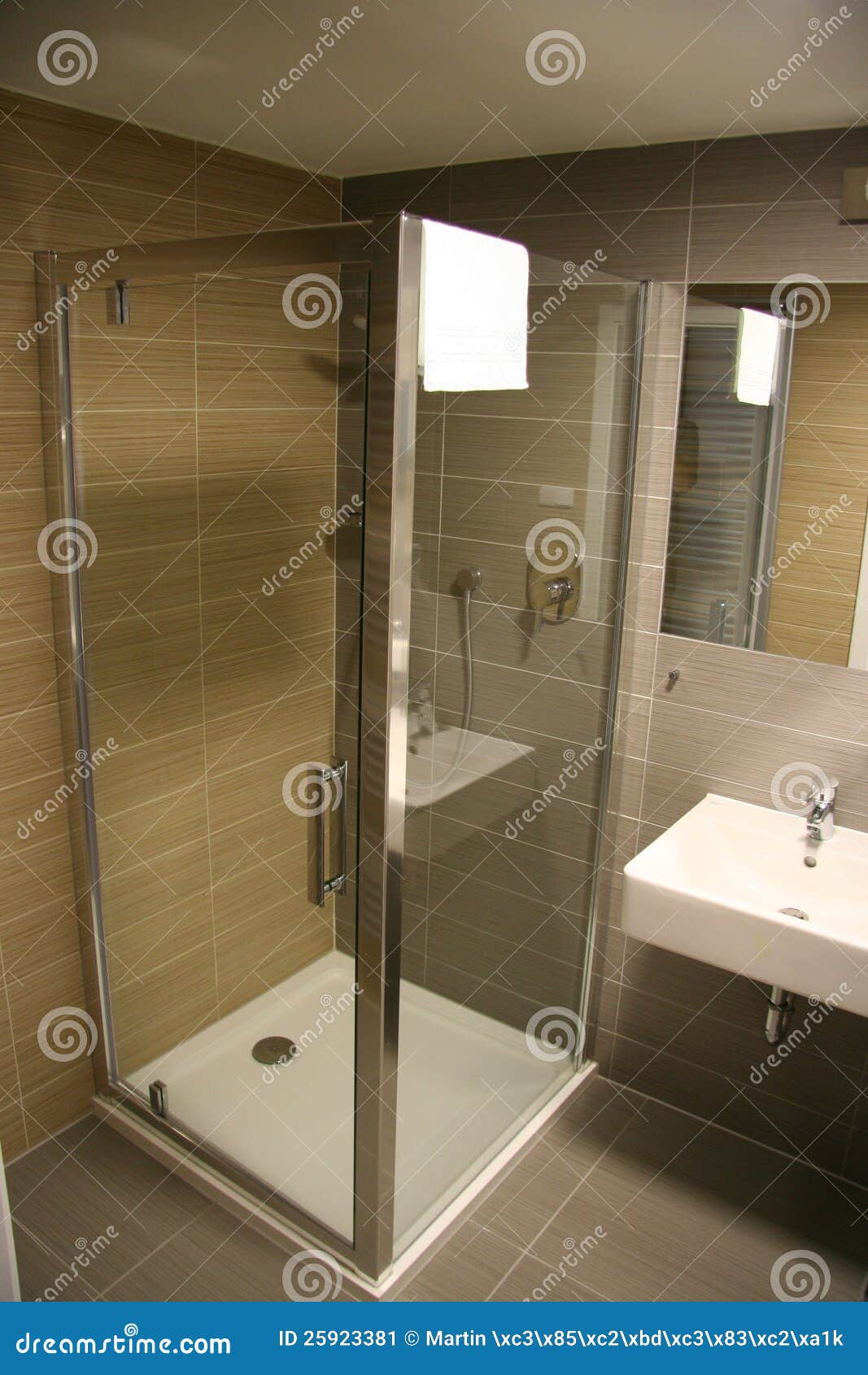 Moderne douche stock afbeelding. Image of minimalistisch - 25923381