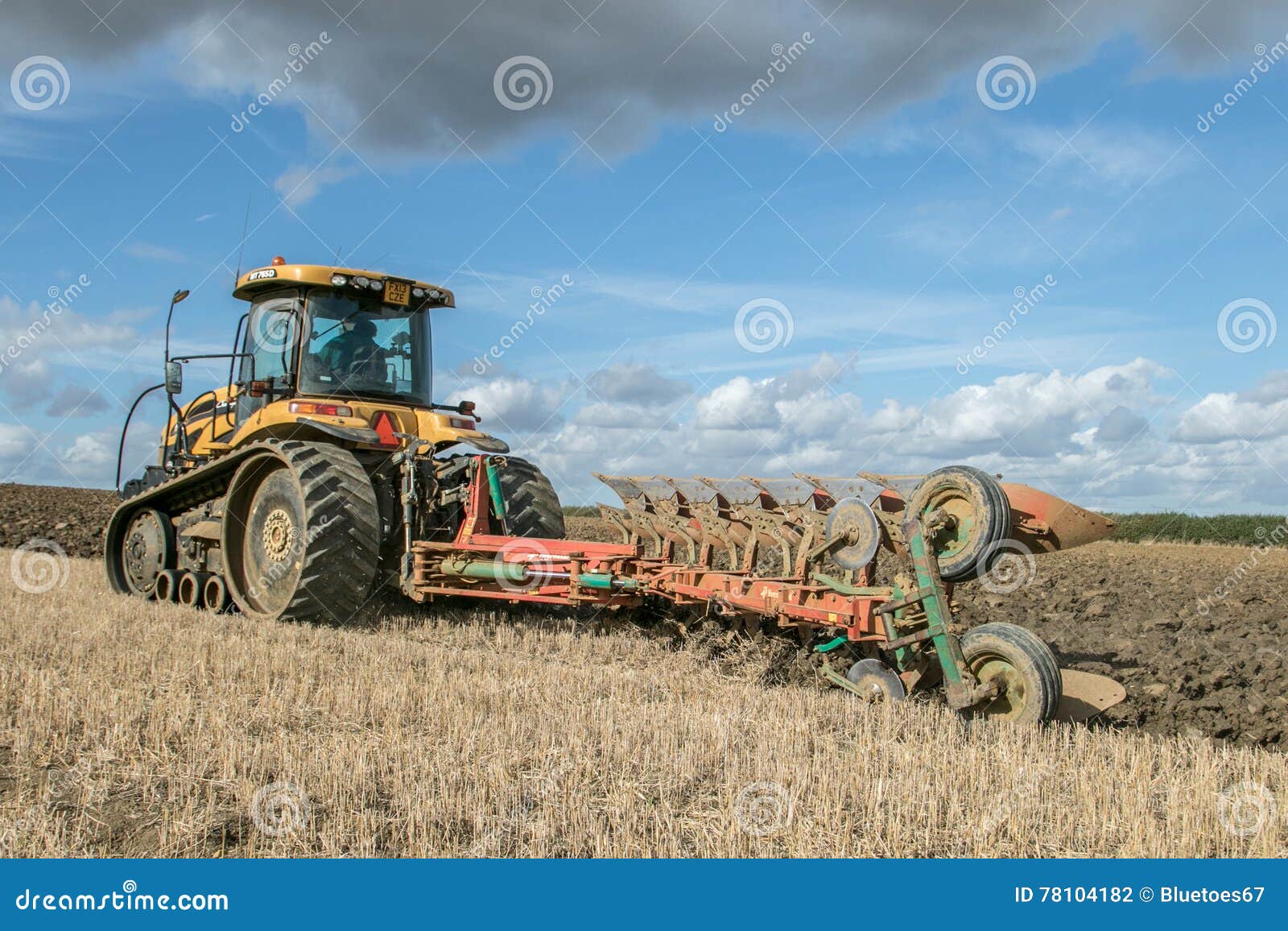 Moderne Eiser-tractor Die Engels Gewassengebied Ploegen Redactionele ...