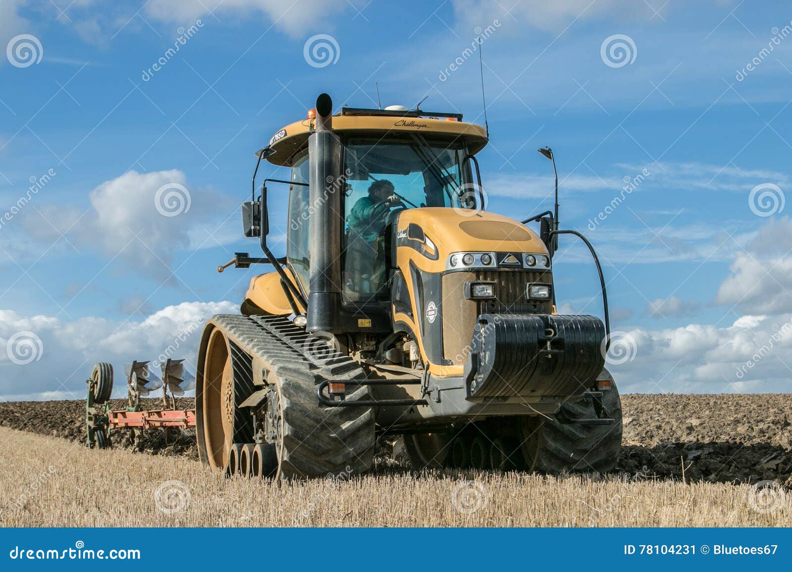 Moderne Eiser-tractor Die Engels Gewassengebied Ploegen Redactionele ...