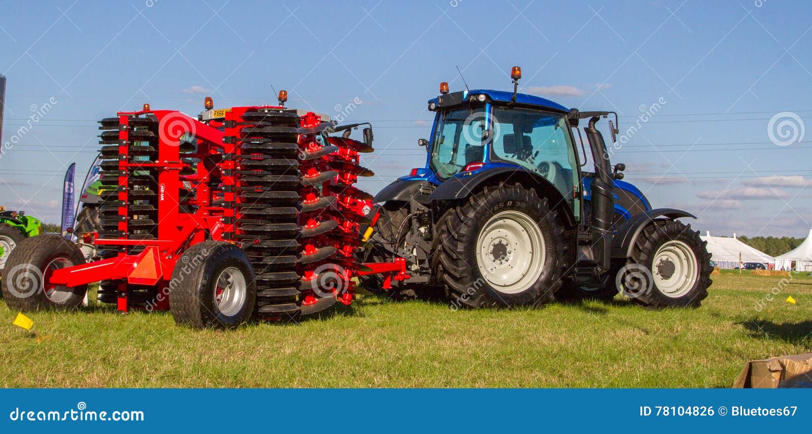 Moderne Eiser-tractor Die Engels Gewassengebied Ploegen Redactionele ...