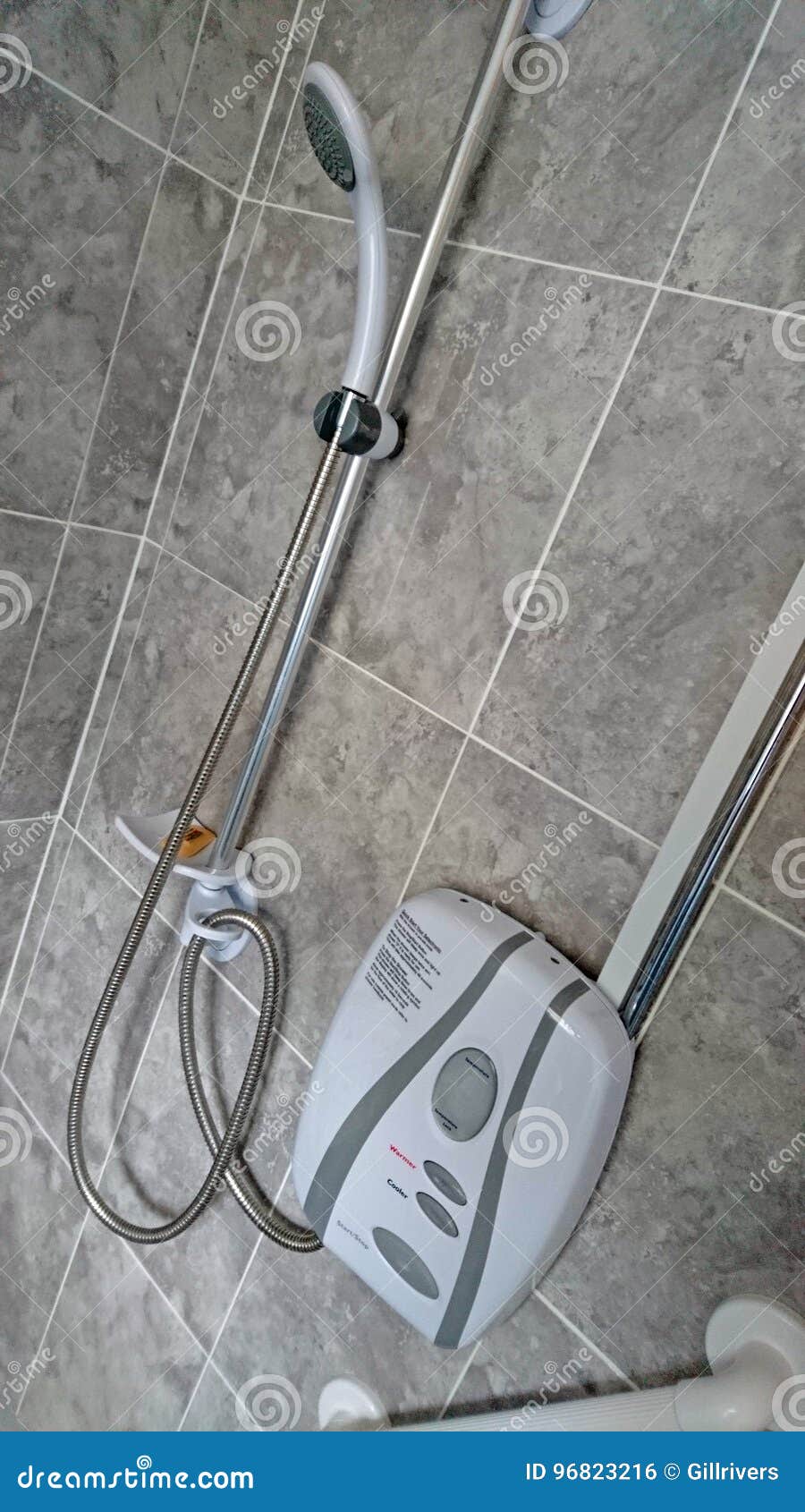 Moderne Elektrische douche stock foto. Image of achtergrond - 96823216