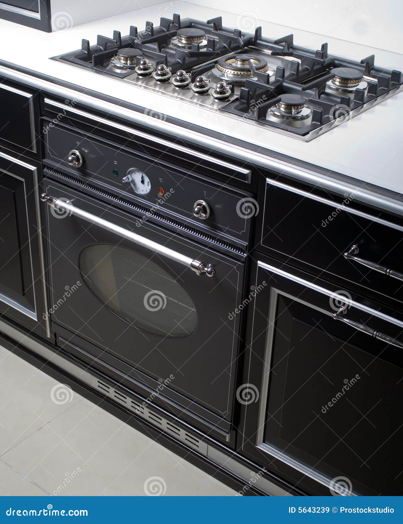 Moderne gasfornuis en oven stock afbeelding. Image of koken - 5643239