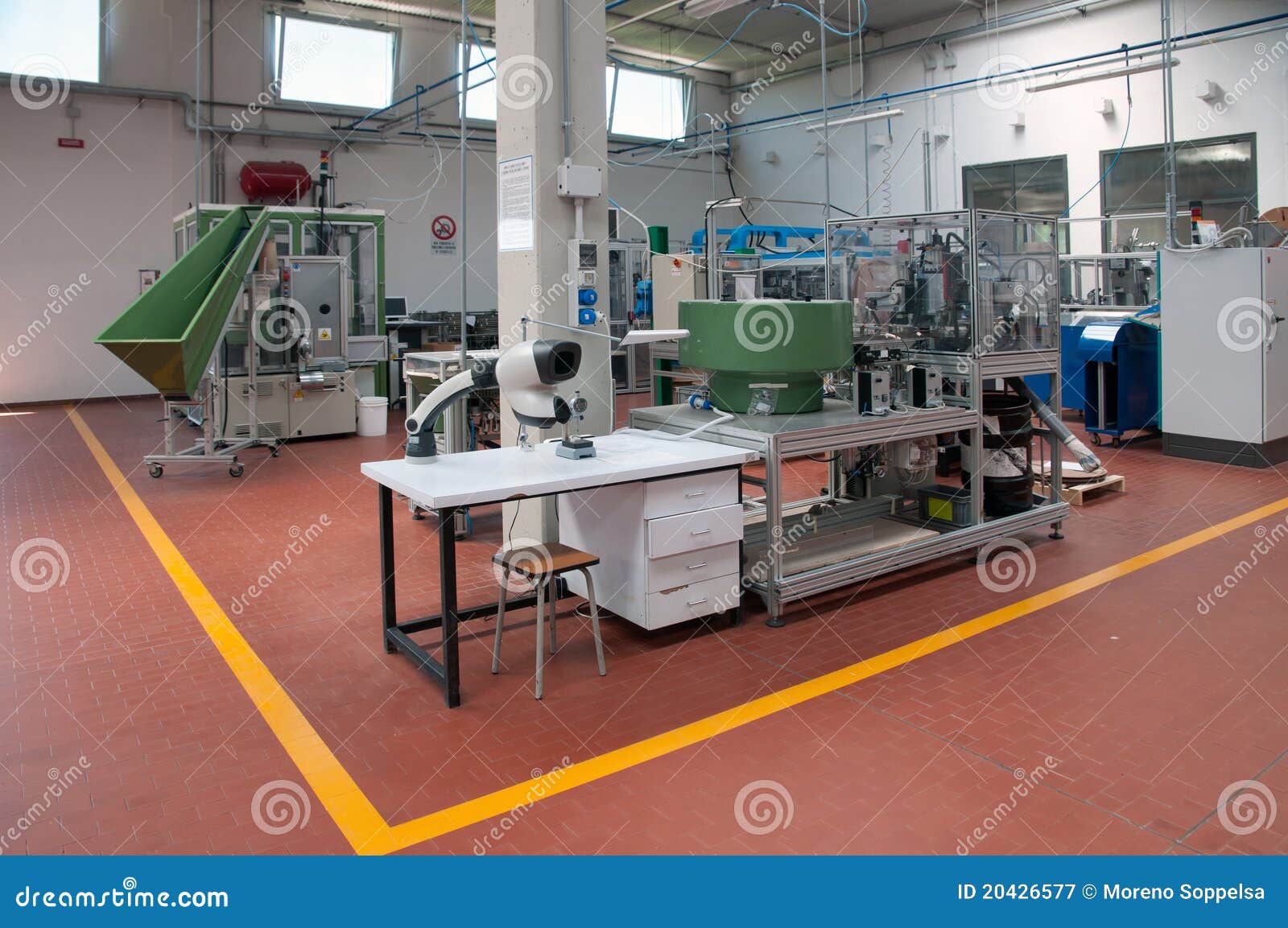 Moderne Geautomatiseerde Fabrieksinstallatie Stock Afbeelding - Image ...