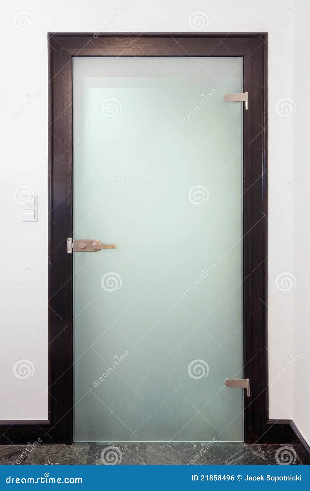 Moderne gesloten glasdeur stock foto. Image of binnen - 21858496