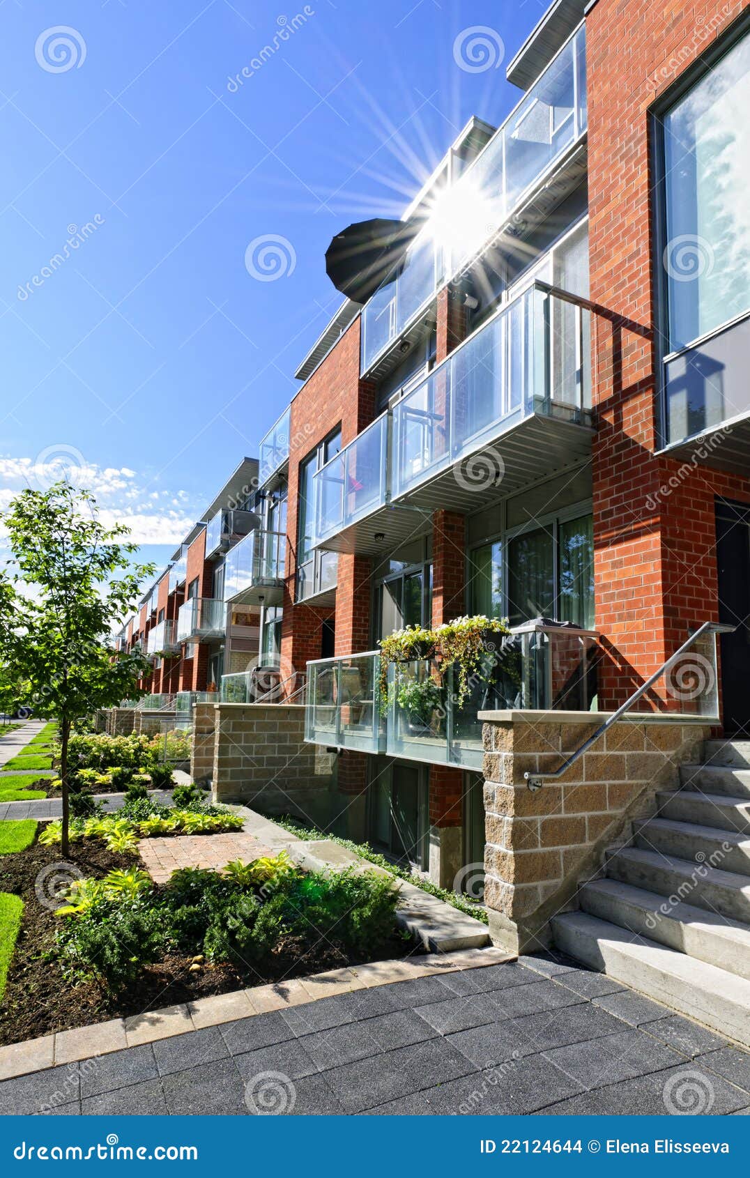 Moderne huizen in de stad stock foto. Image of gebouwen - 22124644