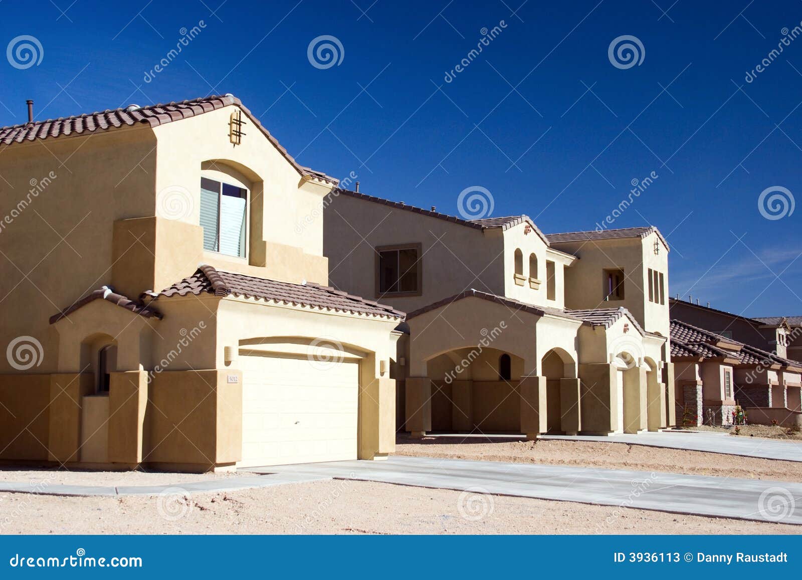 Moderne Huizen in De Woestijn Stock Afbeelding - Image of recessie ...