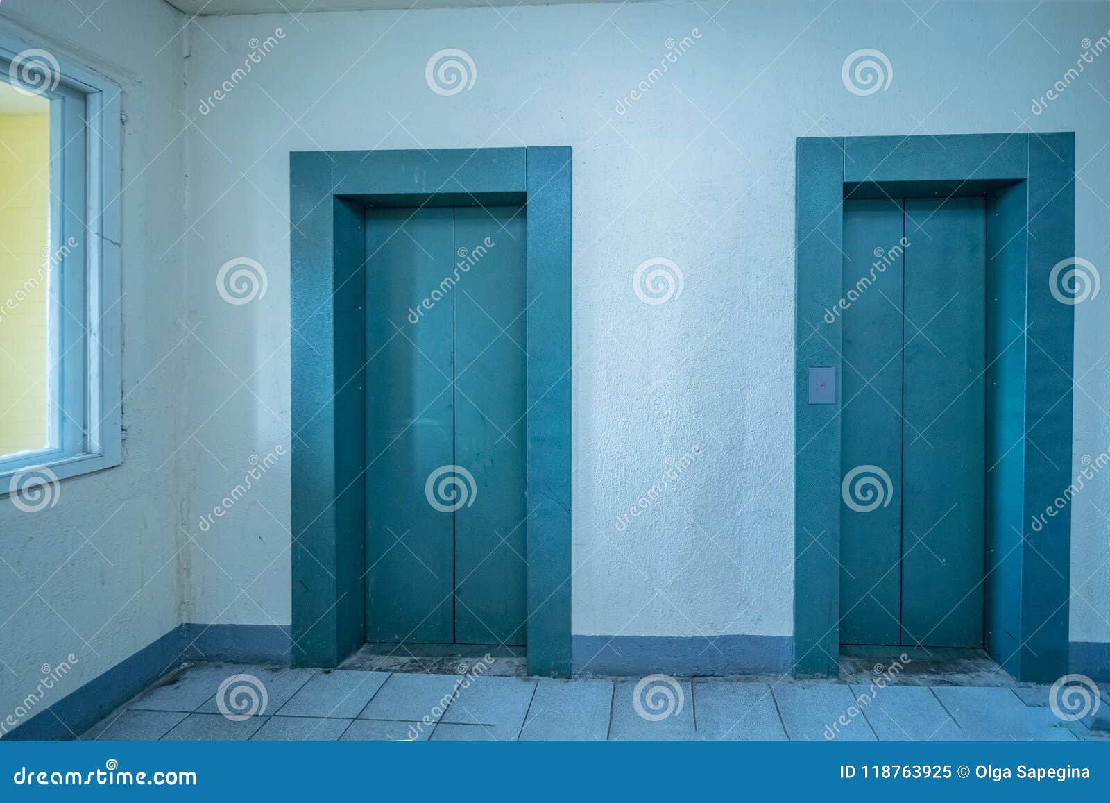 Moderne liftdeuren stock afbeelding. Image of staal - 118763925