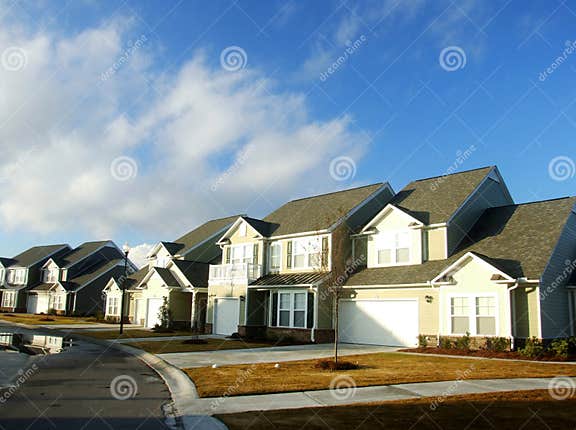 Moderne Nachbarschaft stockfoto. Bild von ansicht, garten - 3637930