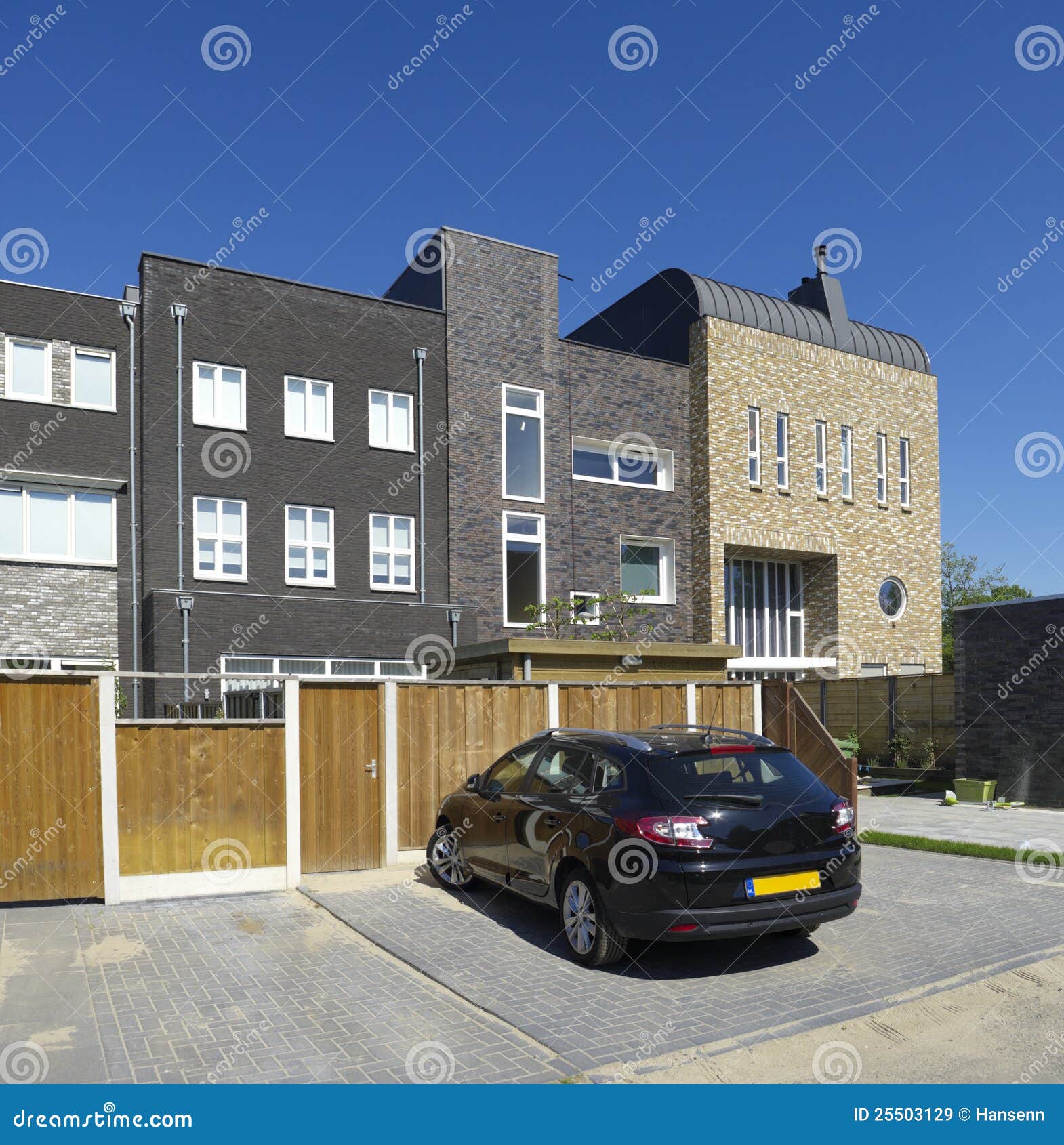 Moderne nieuwe huisvesting stock afbeelding. Image of gazon - 25503129