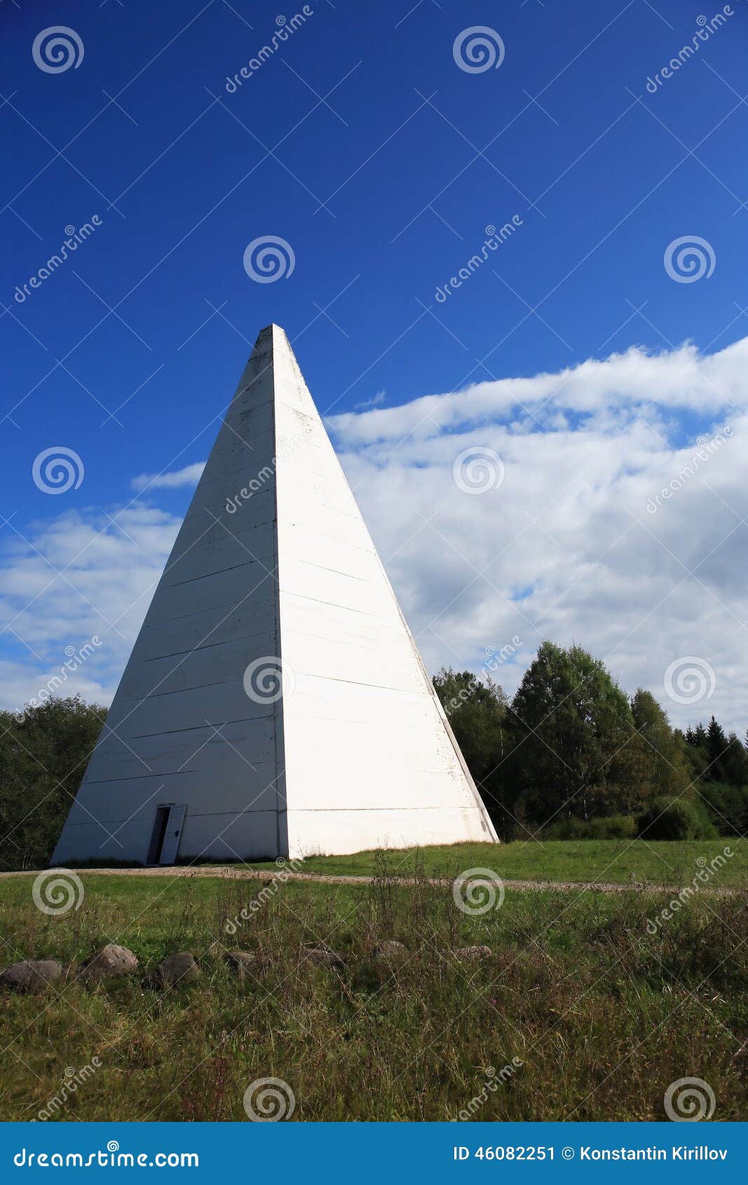 Moderne Piramide stock afbeelding. Image of symmetrie - 46082251