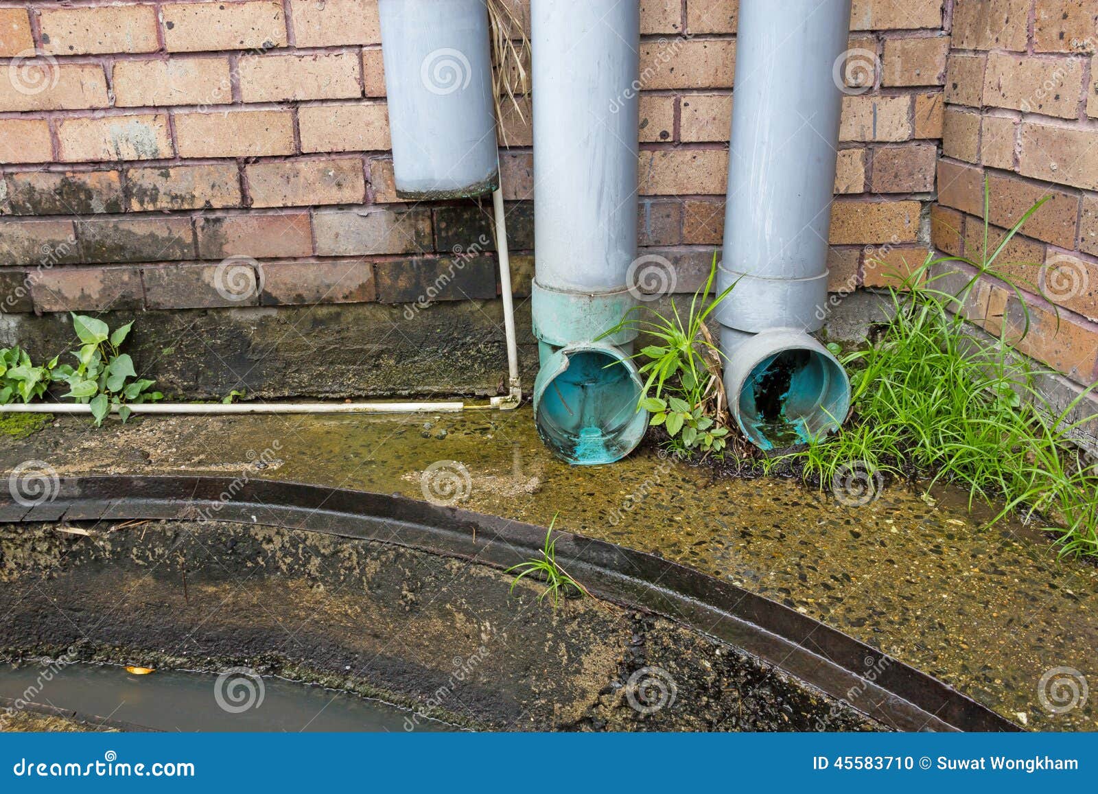 Moderne Plastic Rioolbuis Met Stromend Regenwater Stock Foto - Image of ...