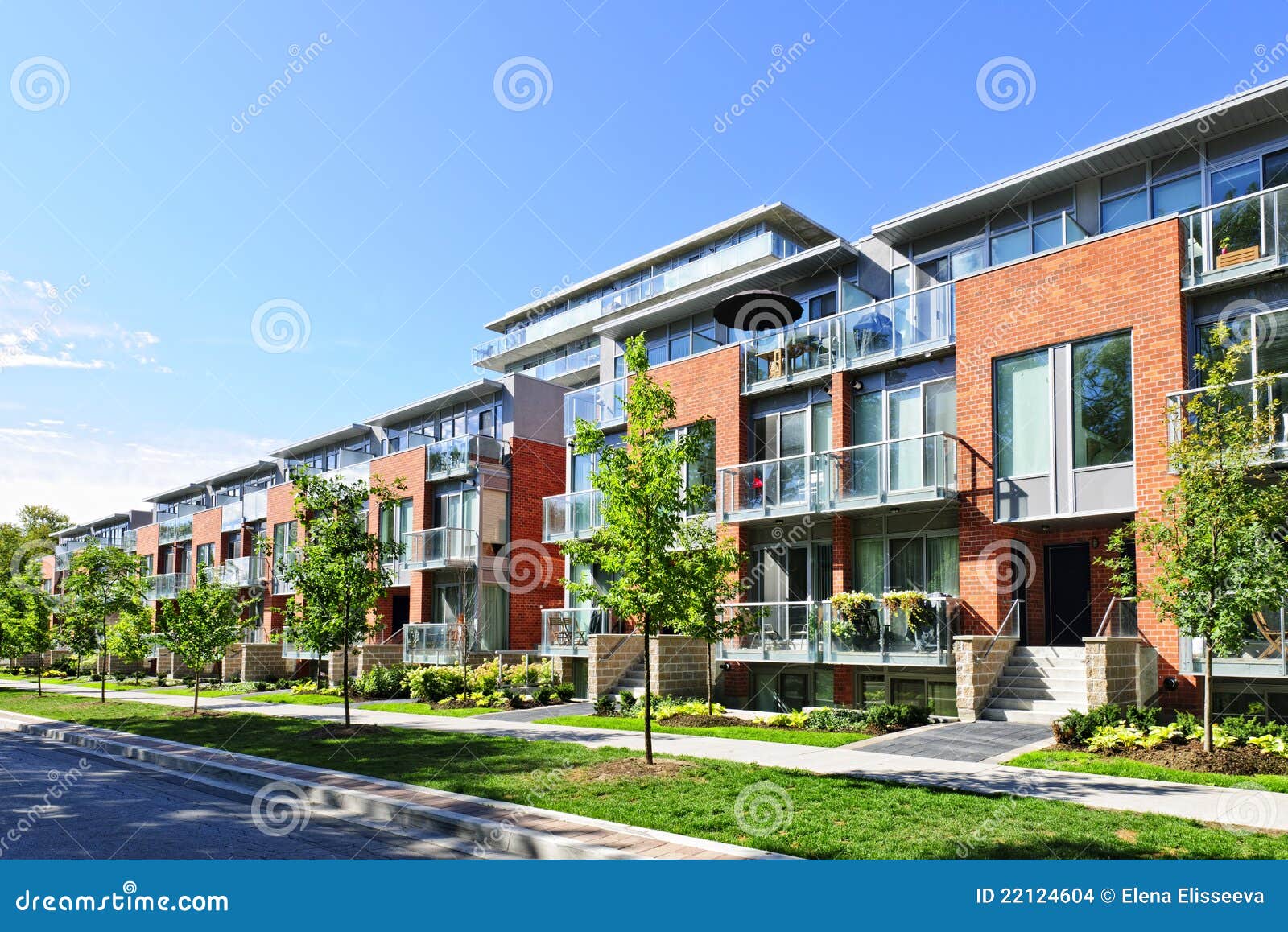 Moderne rijtjeshuizen stock foto. Image of gemeenschap - 22124604