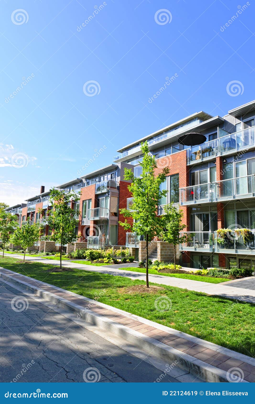 Moderne rijtjeshuizen stock afbeelding. Image of gebouwen - 22124619