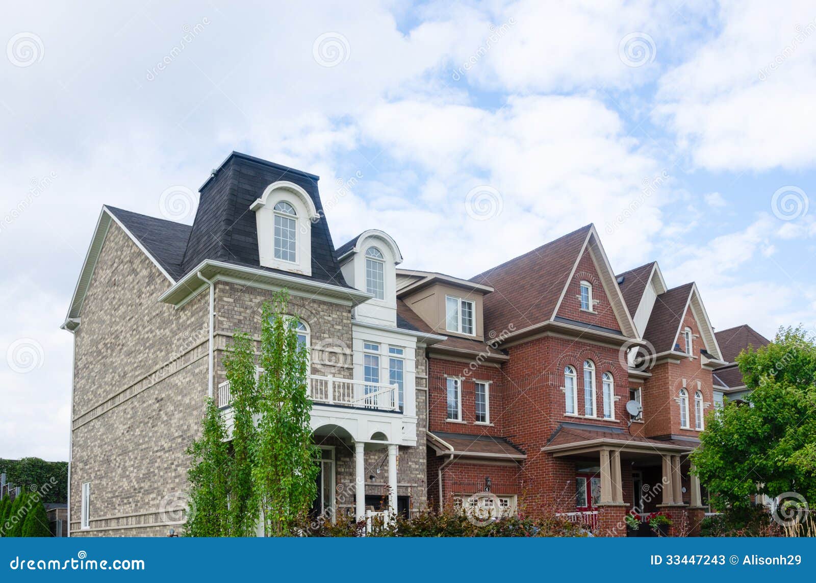 Moderne Rijtjeshuizen stock afbeelding. Image of stadhuis - 33447243