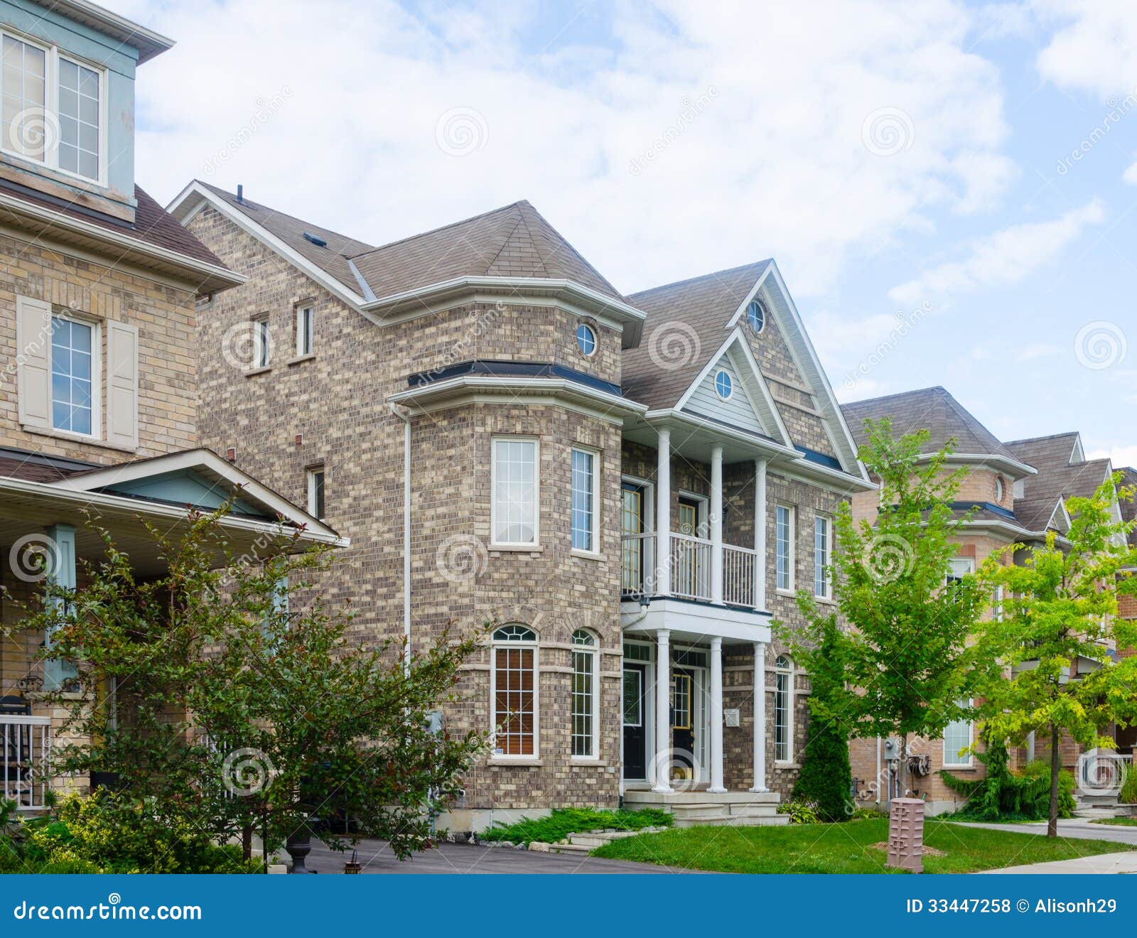 Moderne Rijtjeshuizen stock foto. Image of woningen, stad - 33447258