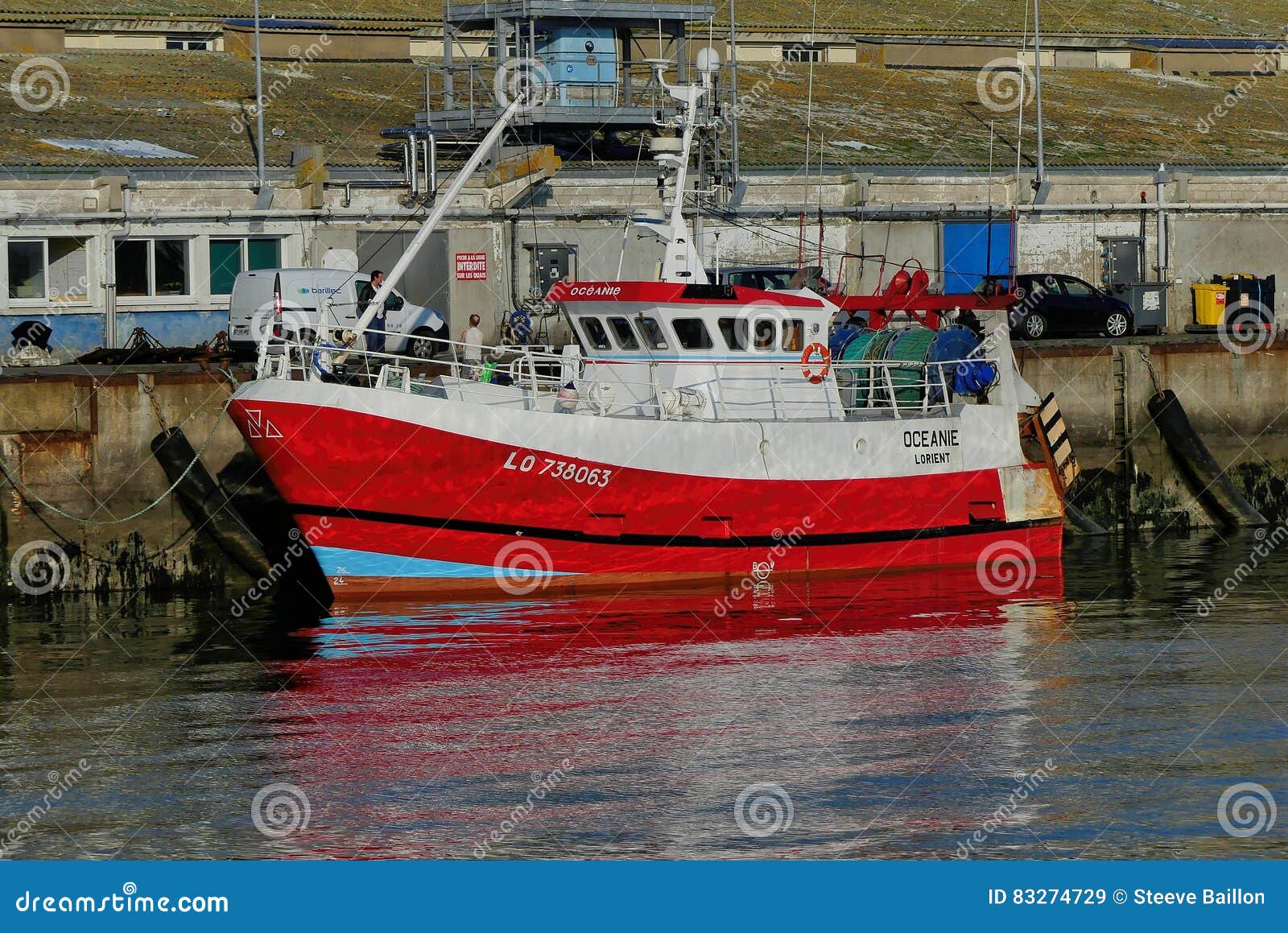 Moderne Rode Vissersboot Naast De Werf Redactionele Stock Afbeelding ...