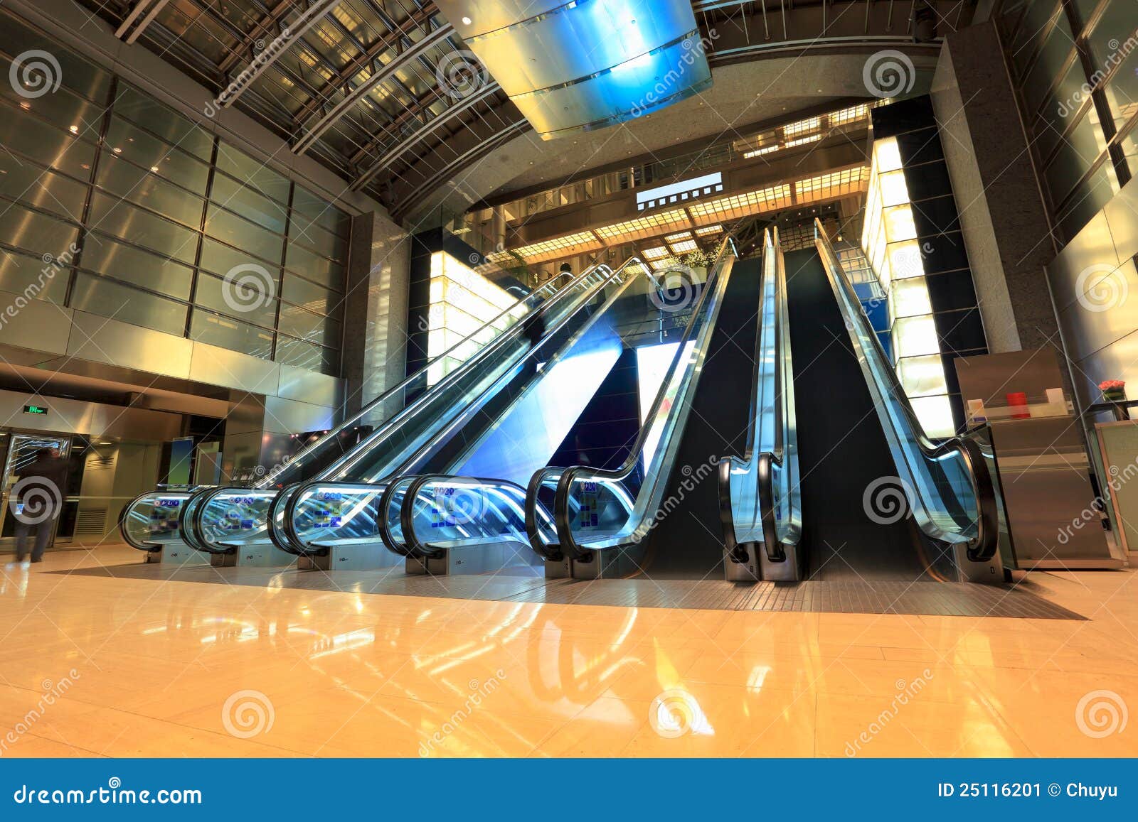Moderne Rolltreppen in Der Vorhalle Stockbild - Bild von auslegung ...