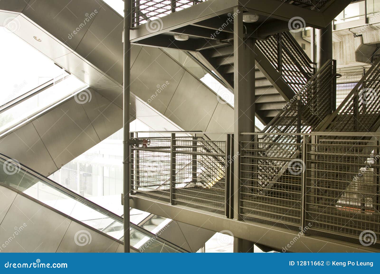 Moderne roltrap en treden stock foto. Image of roltrap - 12811662