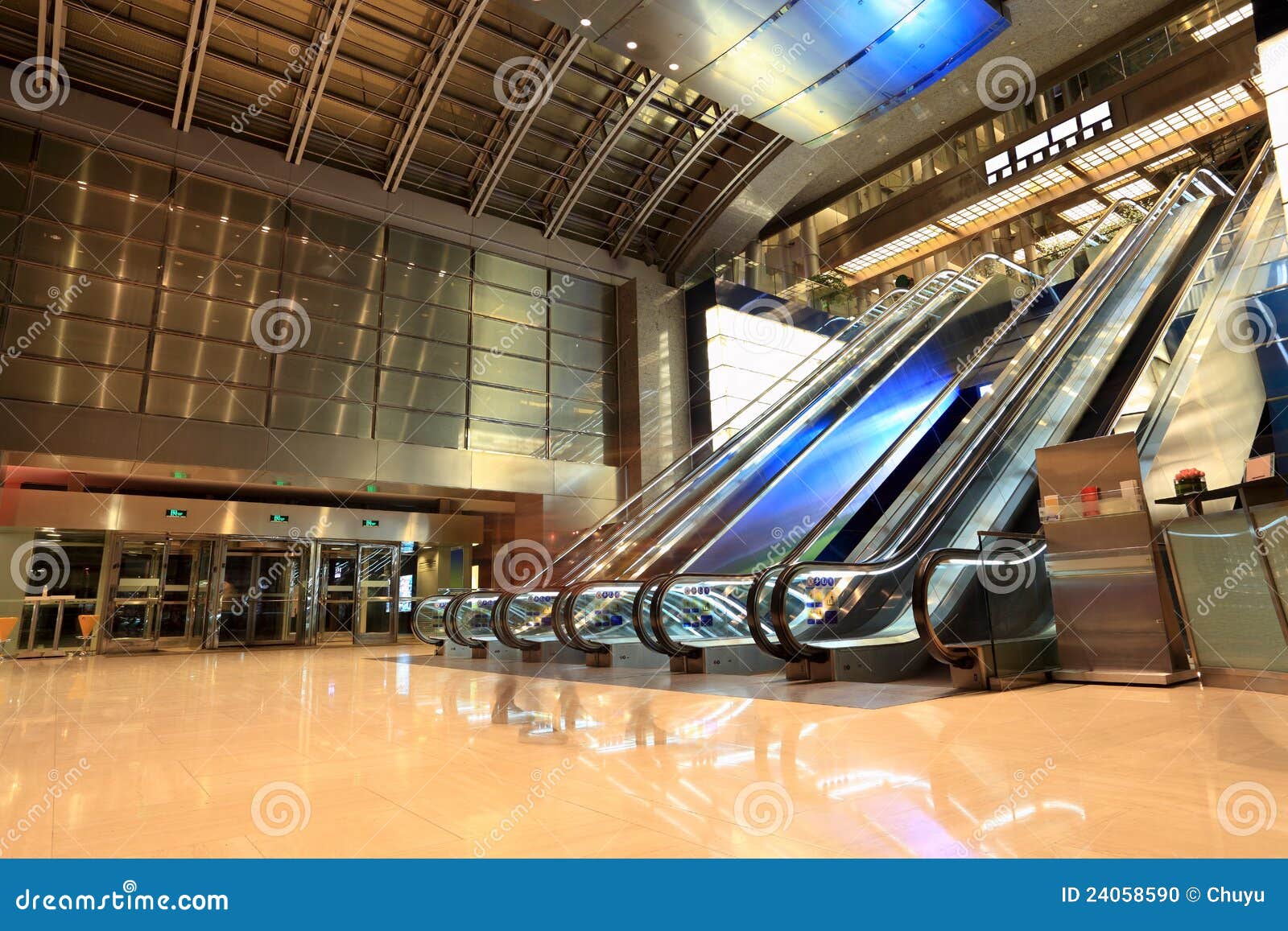 Moderne roltrappen in zaal stock foto. Image of beweging - 24058590