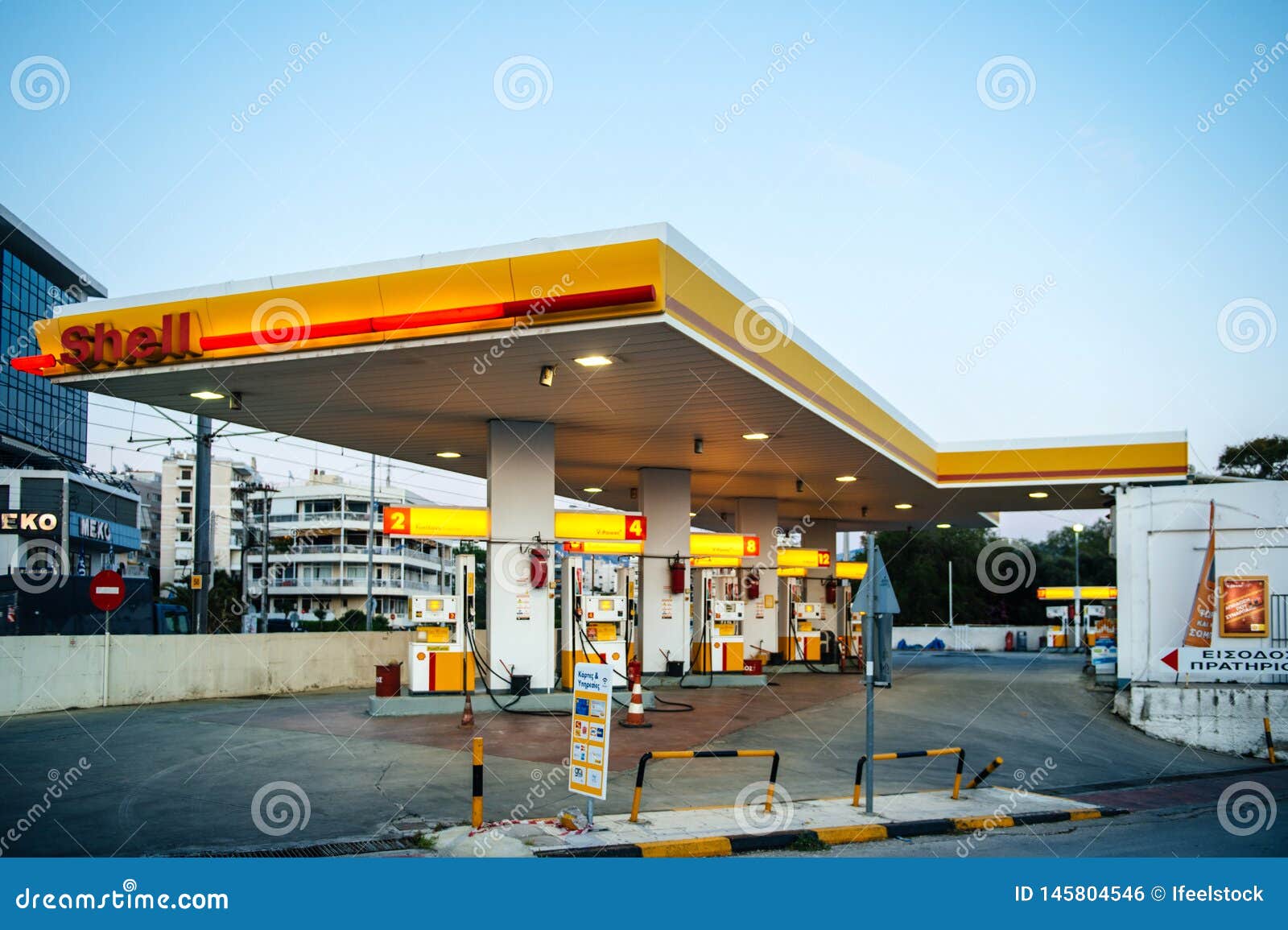 Moderne Shell-Tankstelle Mit Autos Und Kunden Athen Redaktionelles Foto ...