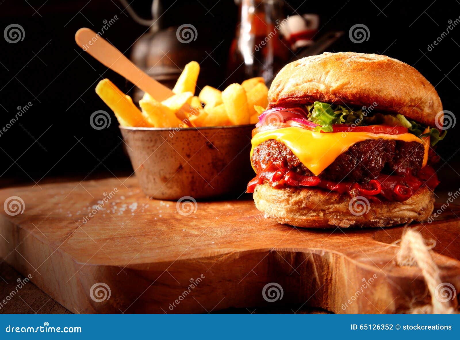 Moderne Snel Voedsel Eigengemaakte Hamburger Met Spaanders Stock Foto ...
