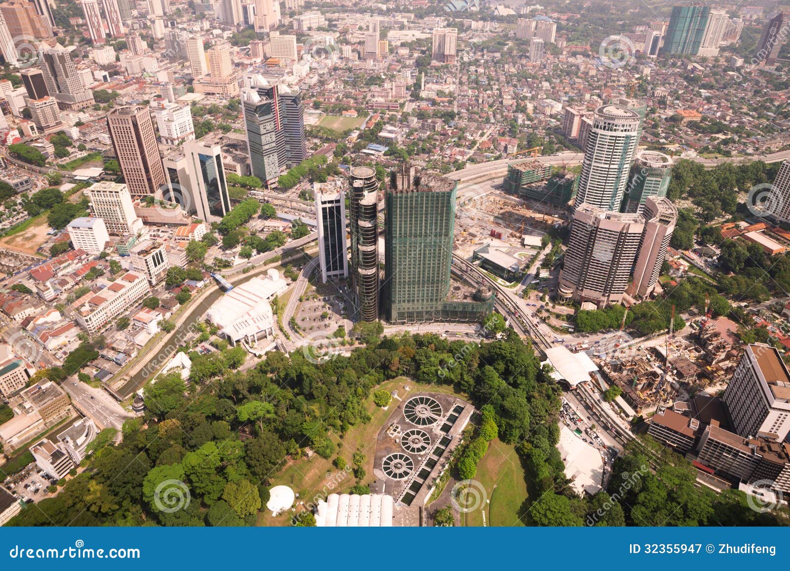 Moderne stad stock afbeelding. Image of architectuur - 32355947