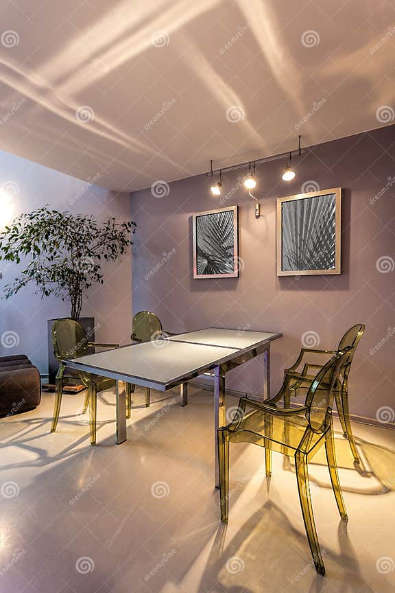 Moderne Tabelle Mit Stühlen Stockbild - Bild von dekoration, flach ...