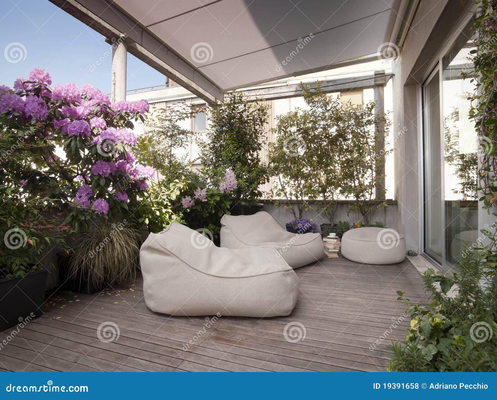 Moderne Terrasse stockfoto. Bild von luxuriös, horizontal - 19391658