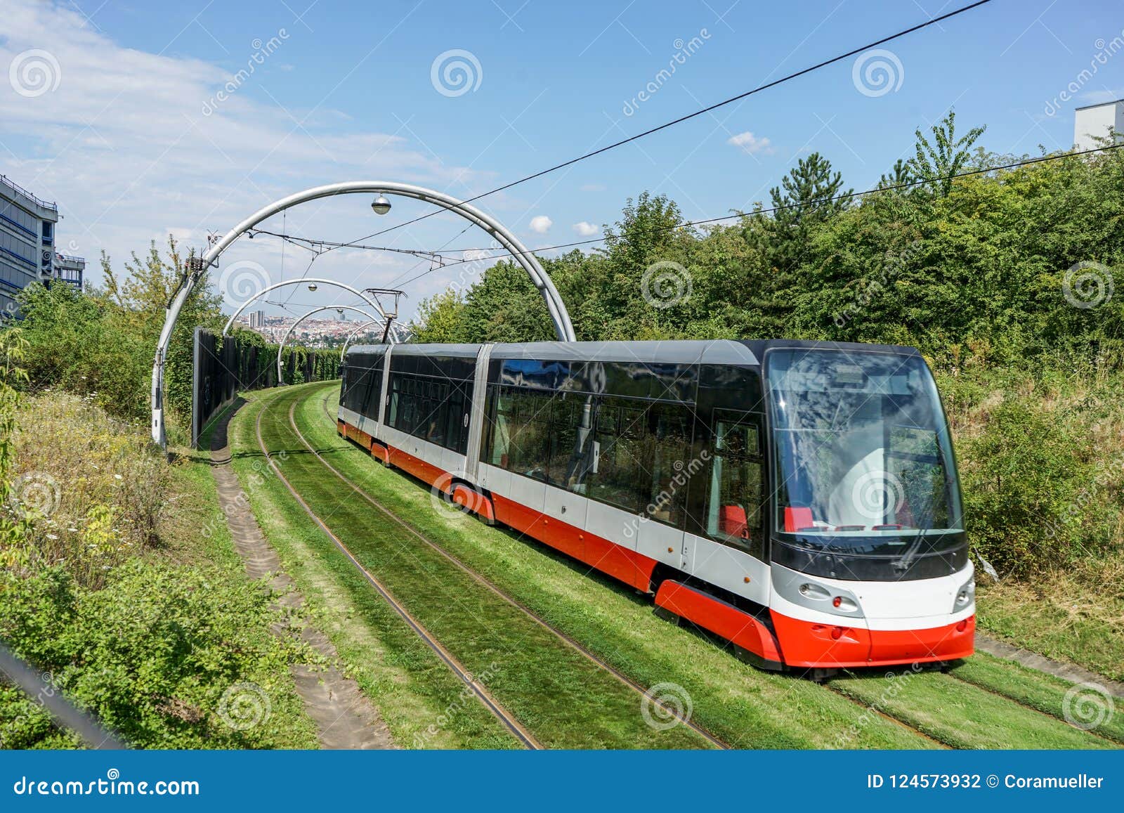 Moderne tram stock foto. Image of groen, spoor, vervoer - 124573932