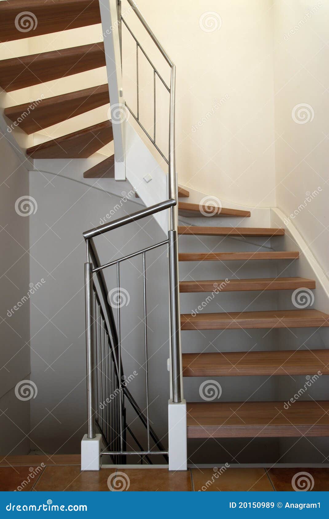 Moderne trap binnenshuis stock afbeelding. Image of modern - 20150989