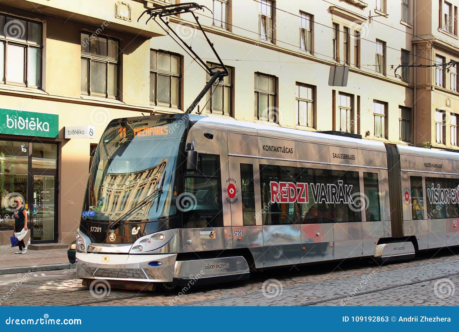 Moderne Und Schnelle Trams in Riga, Lettland Redaktionelles Stockfoto ...
