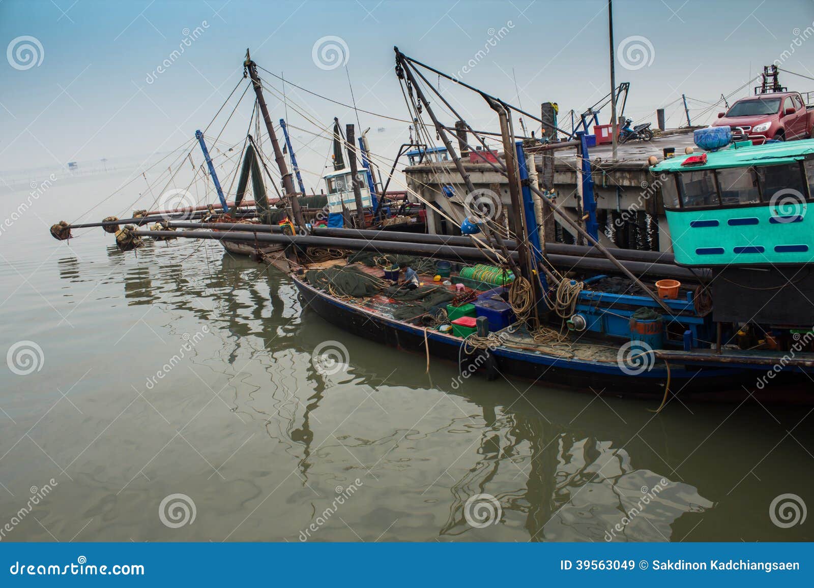 Moderne vissersboot stock afbeelding. Image of nederland - 39563049