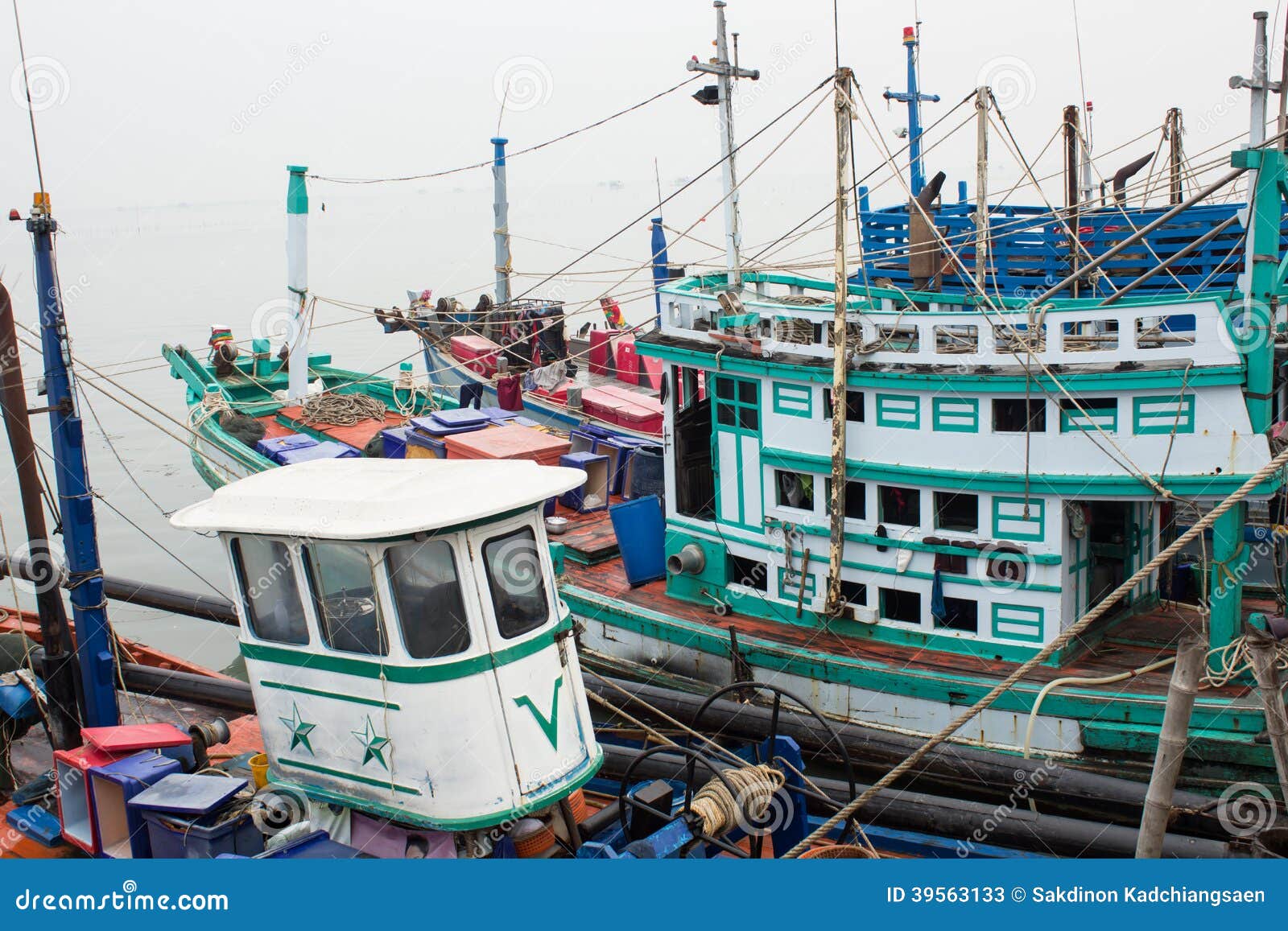 Moderne vissersboot stock afbeelding. Image of modern - 39563133