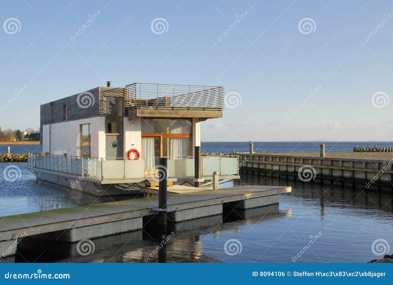 Moderne Woonboot stock foto. Image of denemarken, waterkant - 8094106