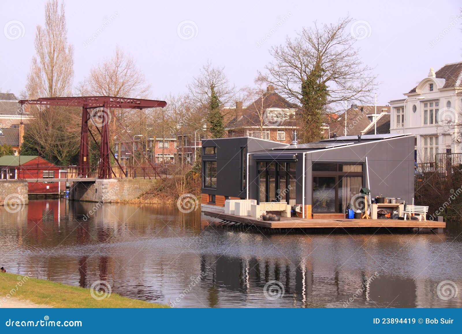 Moderne woonboot Nederland stock afbeelding. Image of kanaal - 23894419