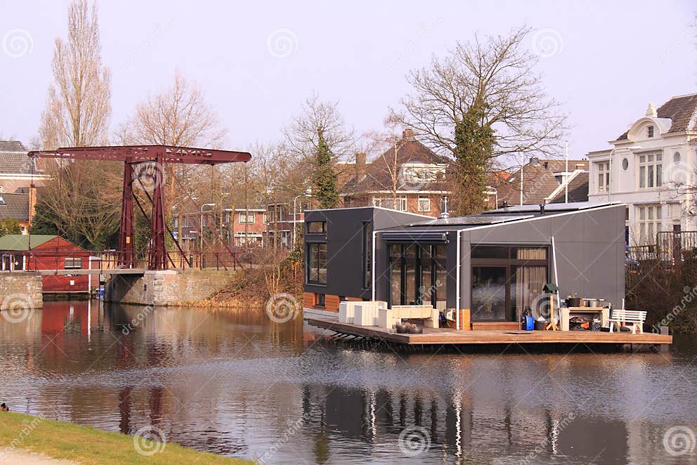 Moderne woonboot Nederland stock afbeelding. Image of kanaal - 23894419