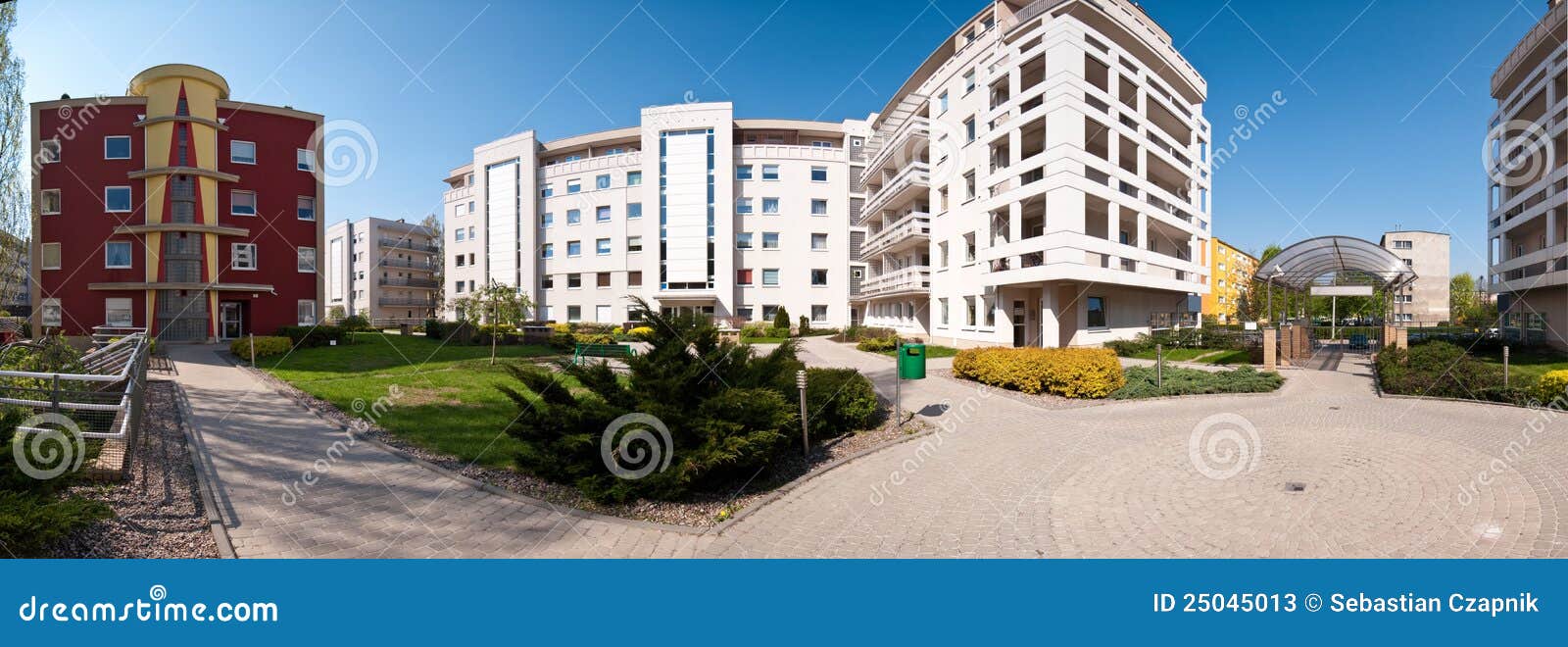Moderne woonwijk stock afbeelding. Image of buiten, poetsmiddel - 25045013