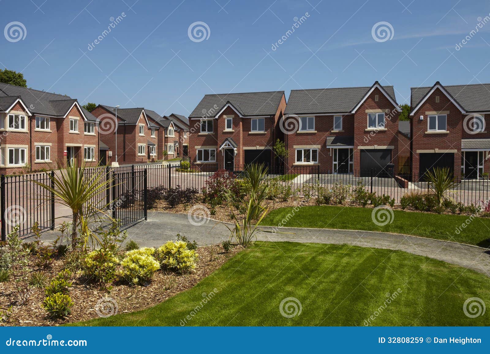 Moderne woonwijk stock afbeelding. Image of gebouwd, levensstijl - 32808259