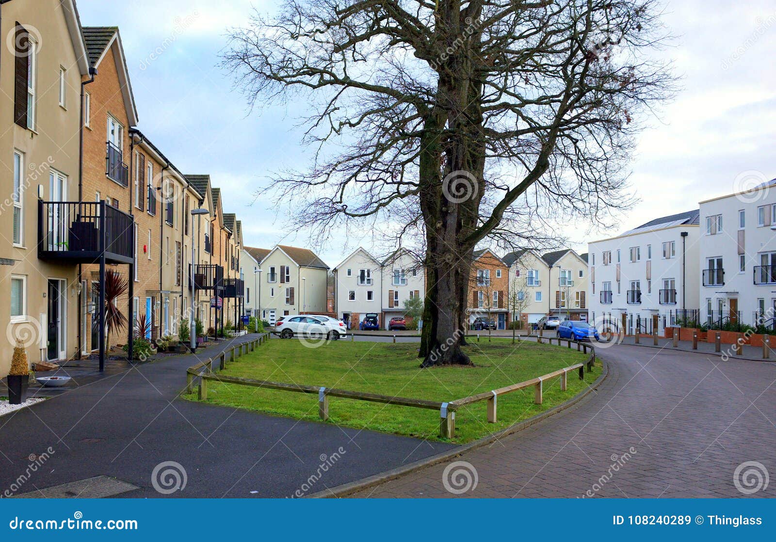 Moderne Woonwijk in Bracknell, Engeland Redactionele Stock Afbeelding ...