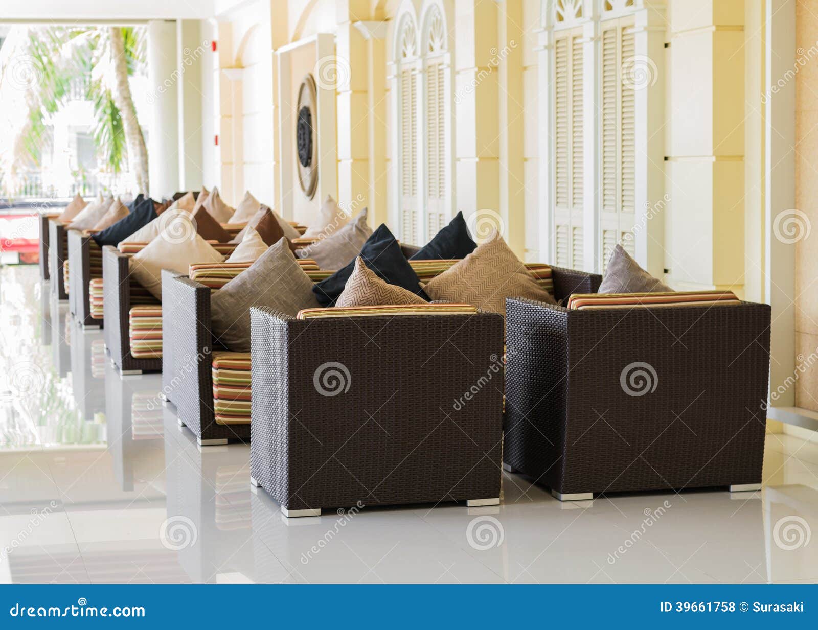 Moderne zetel in hal stock foto. Image of decor, modern - 39661758