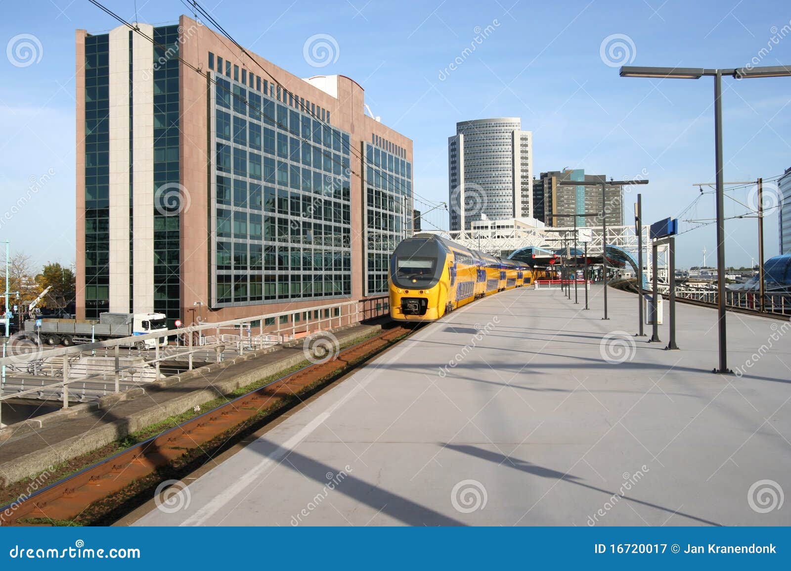 Moderner Bahnhof stockbild. Bild von holland, schienen - 16720017