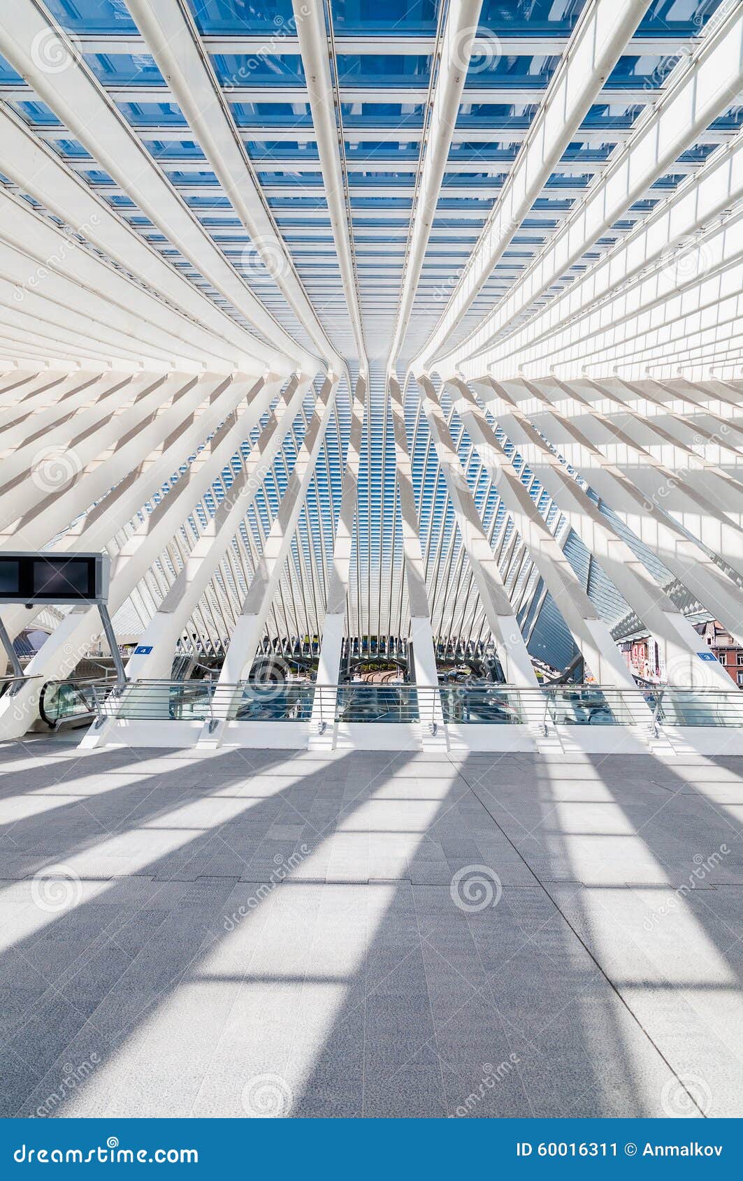 Moderner Bahnhof Mit Transparenter Decke Und Blauem Himmel Stockbild ...