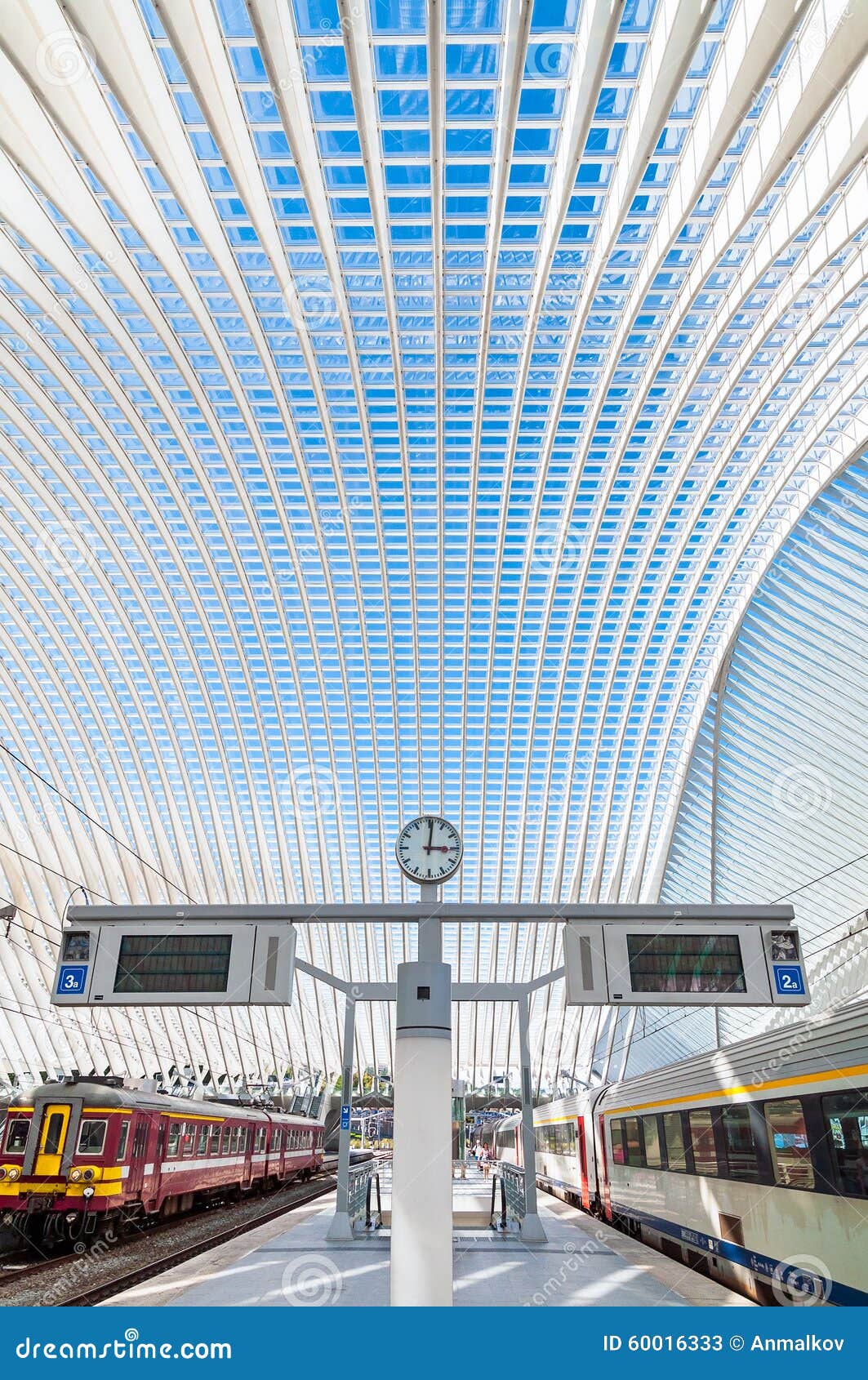 Moderner Bahnhof Mit Transparenter Decke Und Blauem Himmel Stockbild ...
